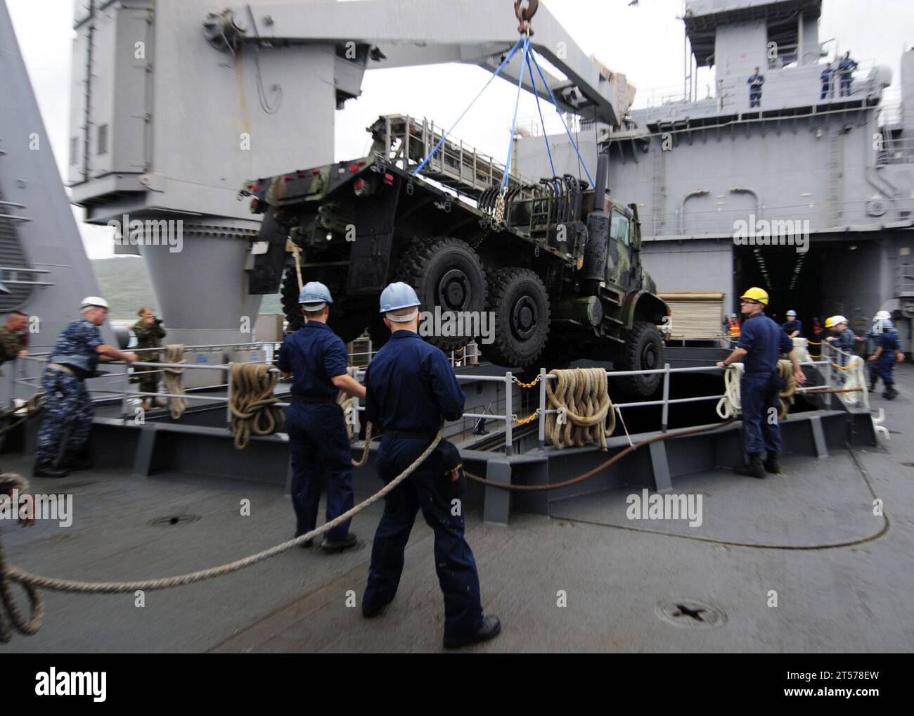 US Navy Sailors assigned to the amphibious dock landing ship USS ...