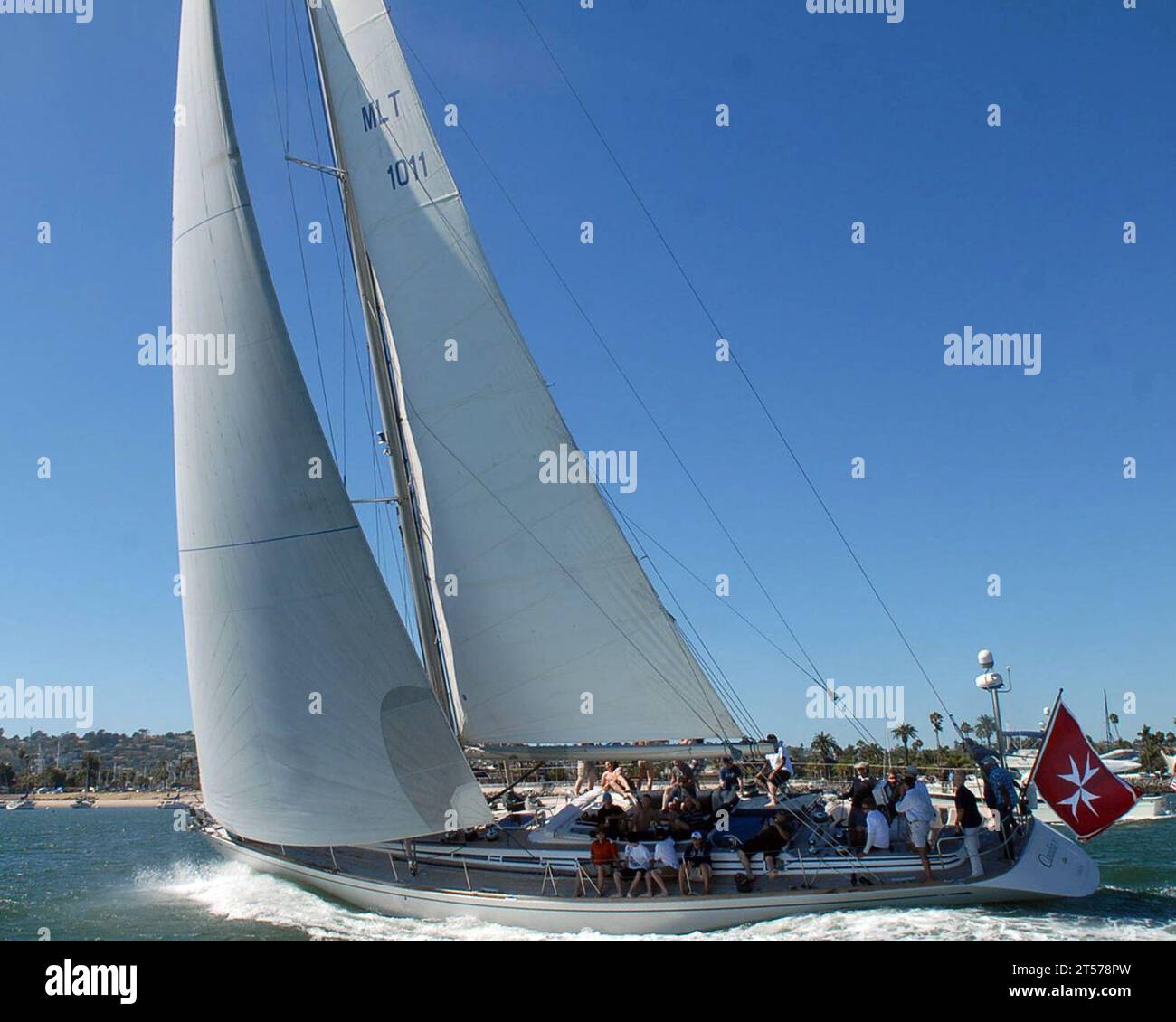 US Navy Sailors assigned to the Los Angeles-class attack submarine USS ...