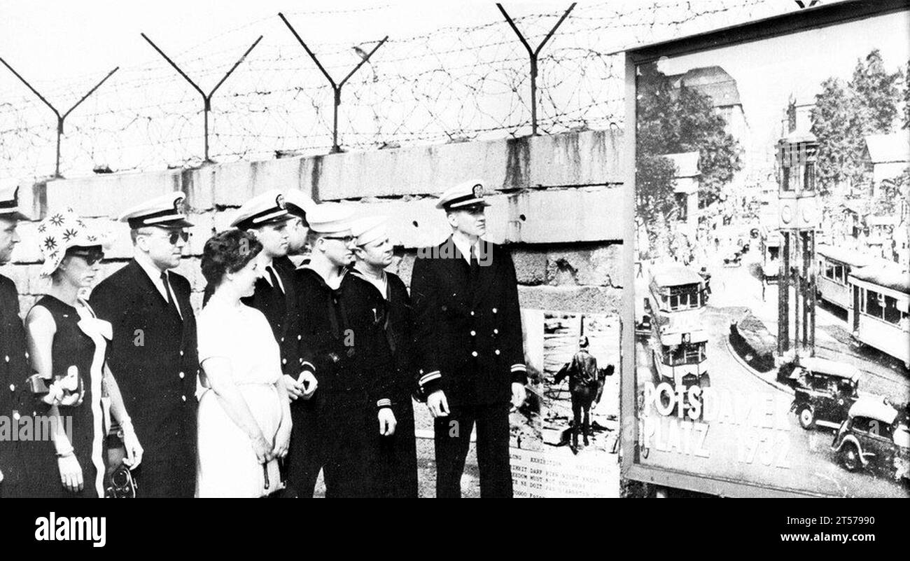 US Navy sailors from the aircraft carrier USS Randolph (CVS-15 ...