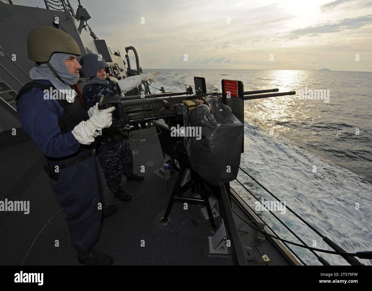 US Navy Sailors man machine gun abord USS Dewey (DDG 105).jpg Stock ...