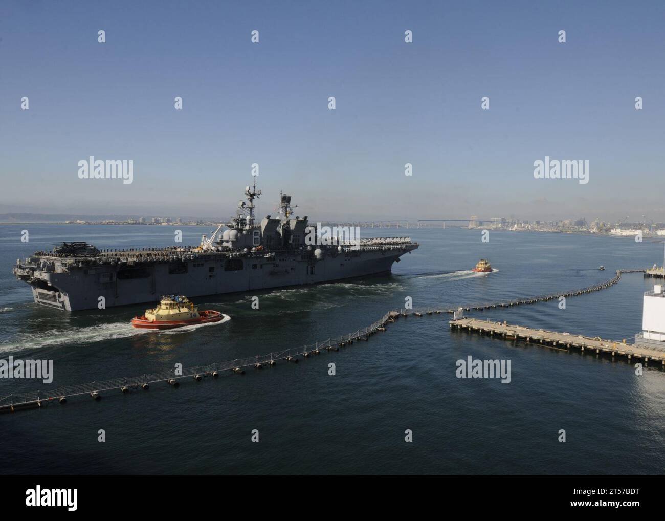 US Navy The amphibious assault ship USS Makin Island (LHD 8) departs ...