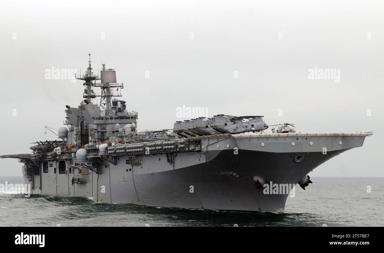 US Navy The amphibious assault ship USS Makin Island (LHD 8) transits ...
