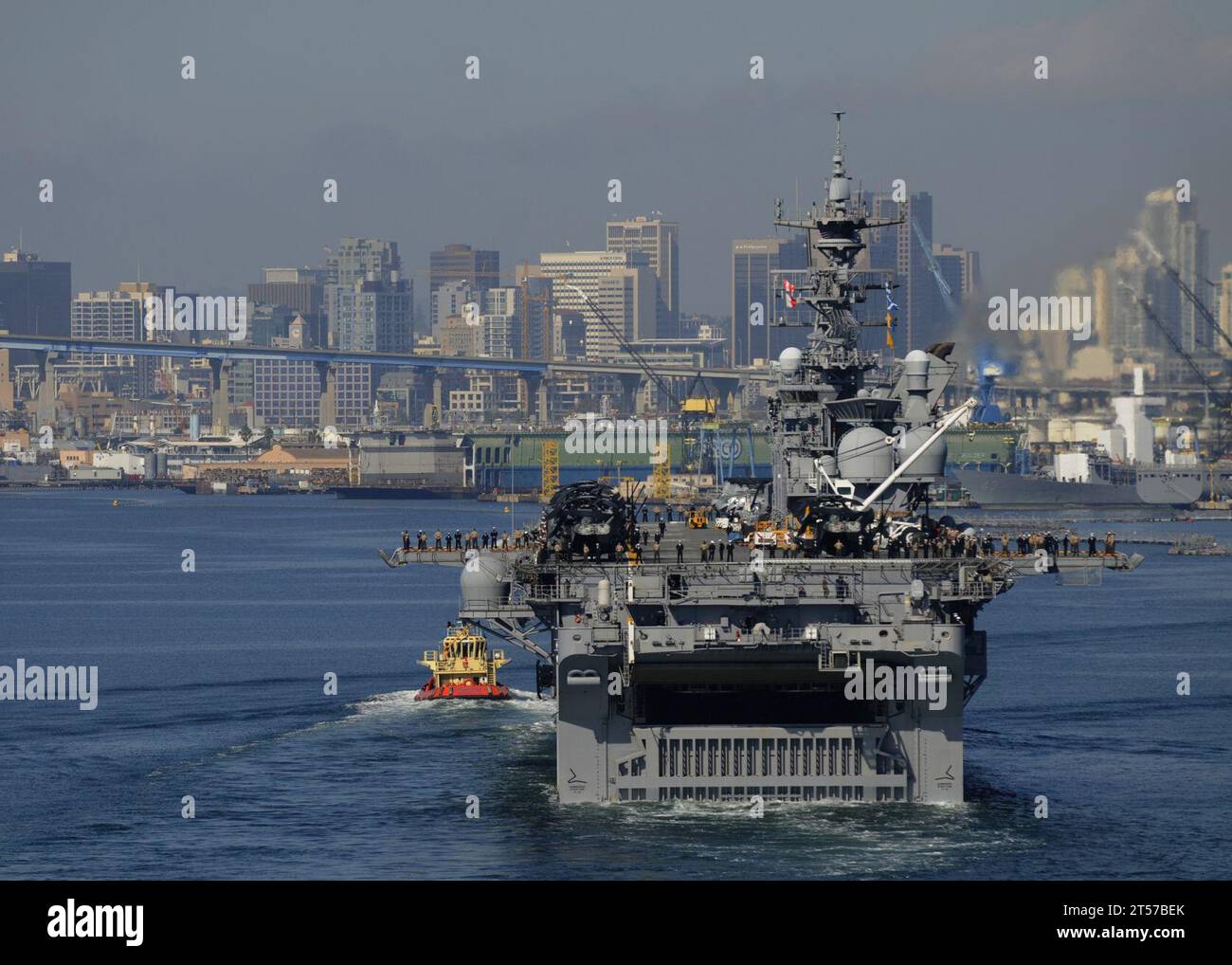 US Navy The amphibious assault ship USS Makin Island (LHD 8) departs ...