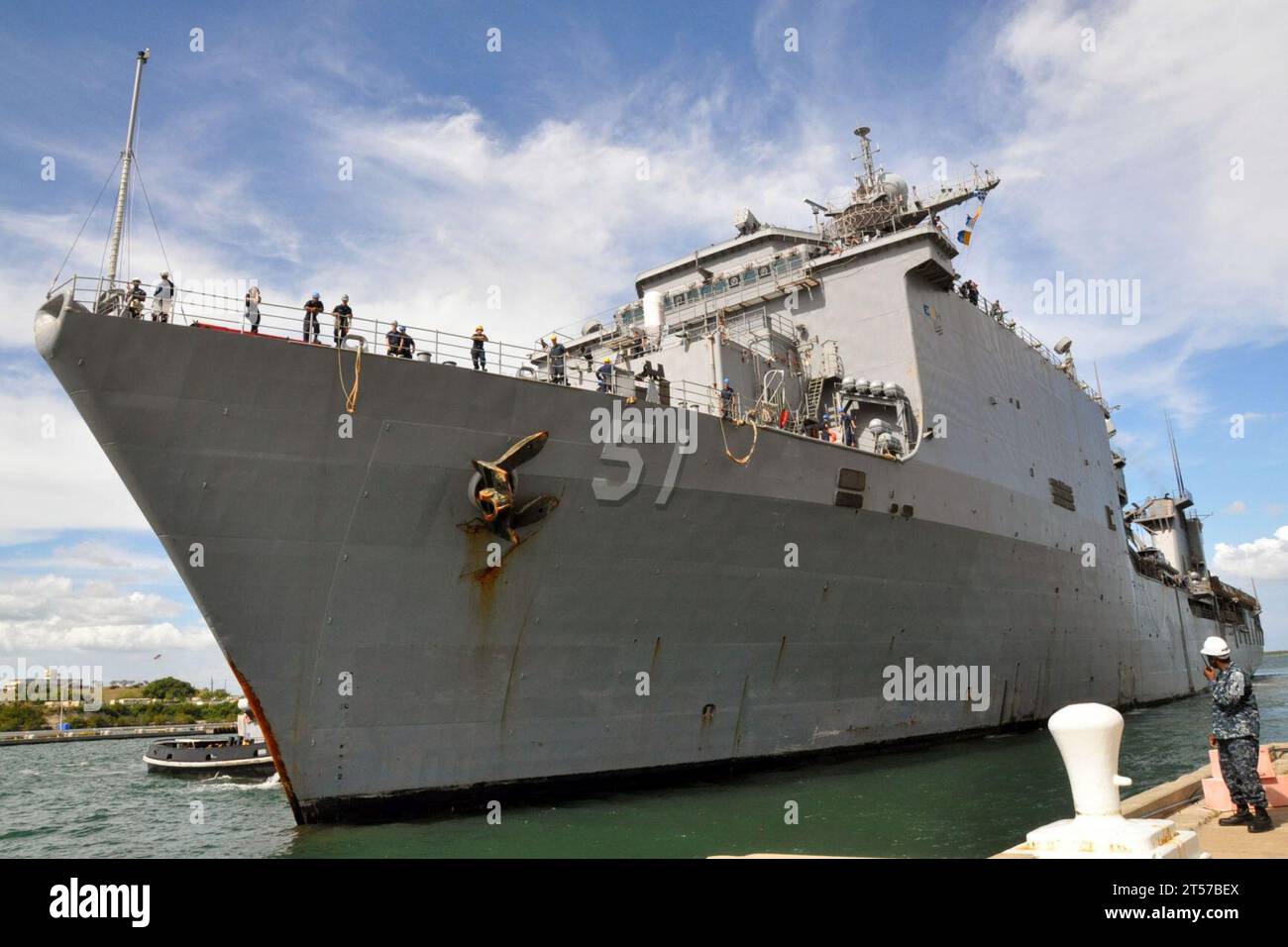 US Navy The amphibious dock landing ship USS Oak Hill (LSD 51) arrives ...