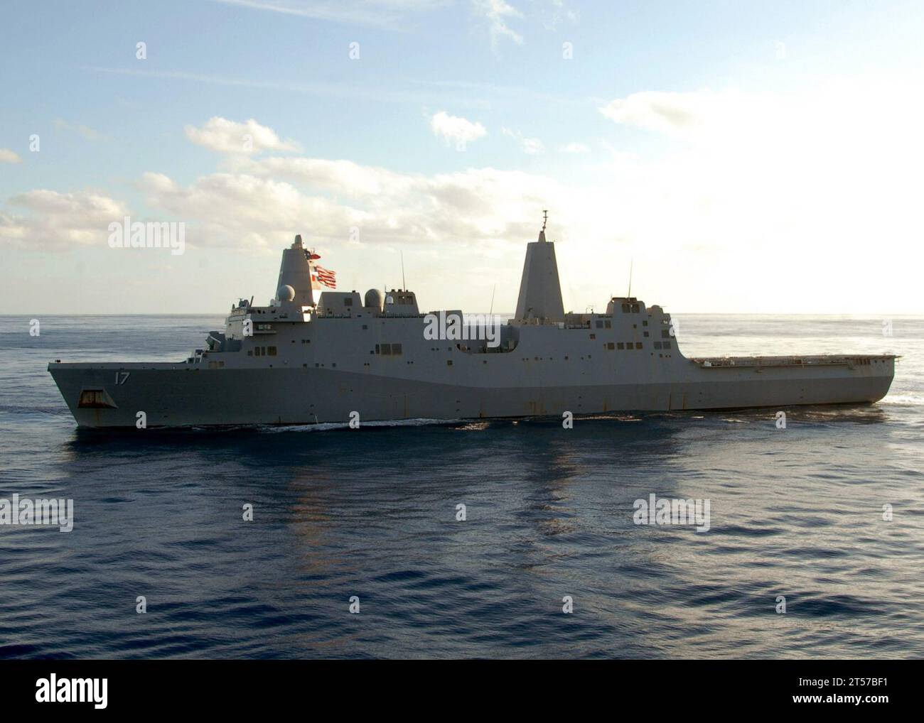 US Navy The amphibious transport dock ship USS San Antonio (LPD 17 ...