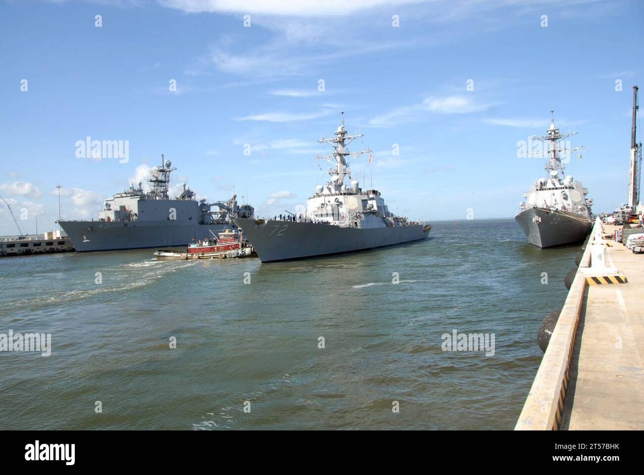 US Navy The Arleigh Burke-class guided-missile destroyer USS Mahan (DDG ...