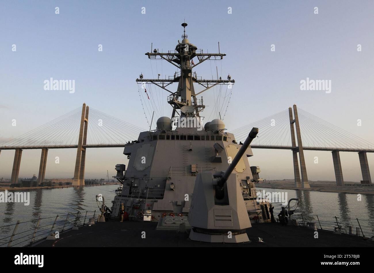 US Navy The Arleigh Burke-class guided-missile destroyer USS Momsen ...