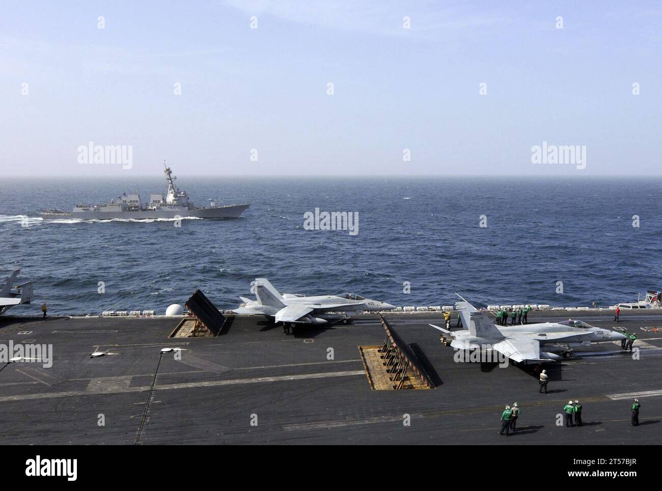 US Navy The Arleigh Burke-class guided-missile destroyer USS Momsen ...