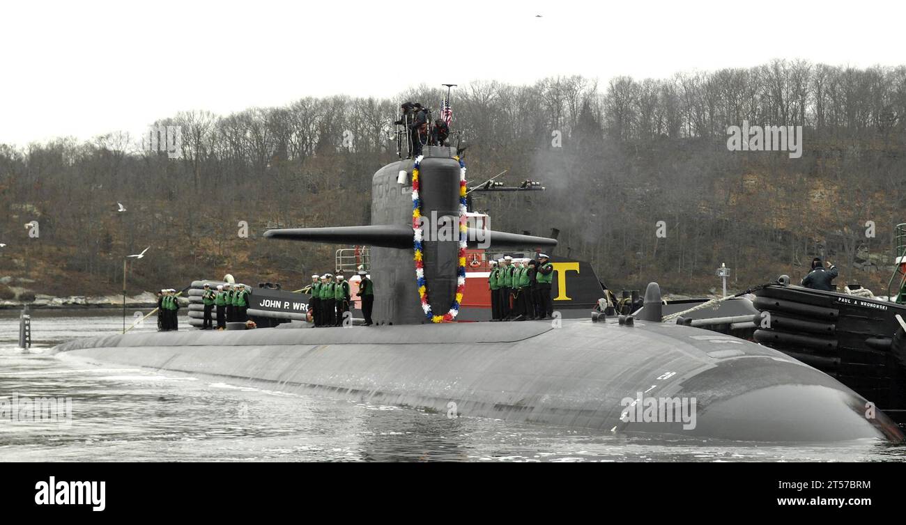US Navy The fast-attack submarine USS Philadelphia (SSN 690) pulls into ...