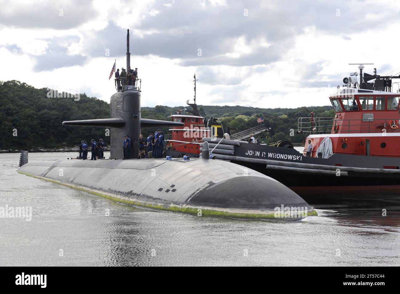 US Navy The Los Angeles class submarine USS Helena (SSN 725) gets ...