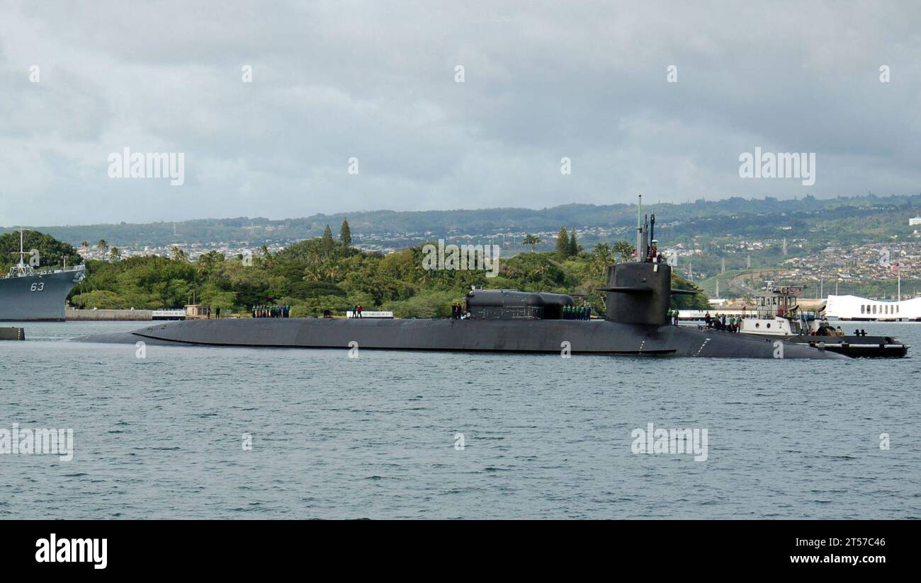 US Navy The guided-missile submarine USS Ohio (SSGN 726) visits Naval ...