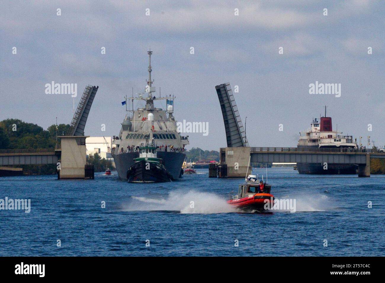 US Navy The littoral combat ship Pre-Commissioning Unit (PCU) Fort ...