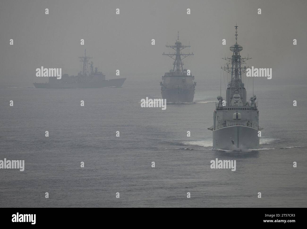 US Navy The Royal Canadian Navy destroyer HMCS Algonquin (DDGH 283 ...