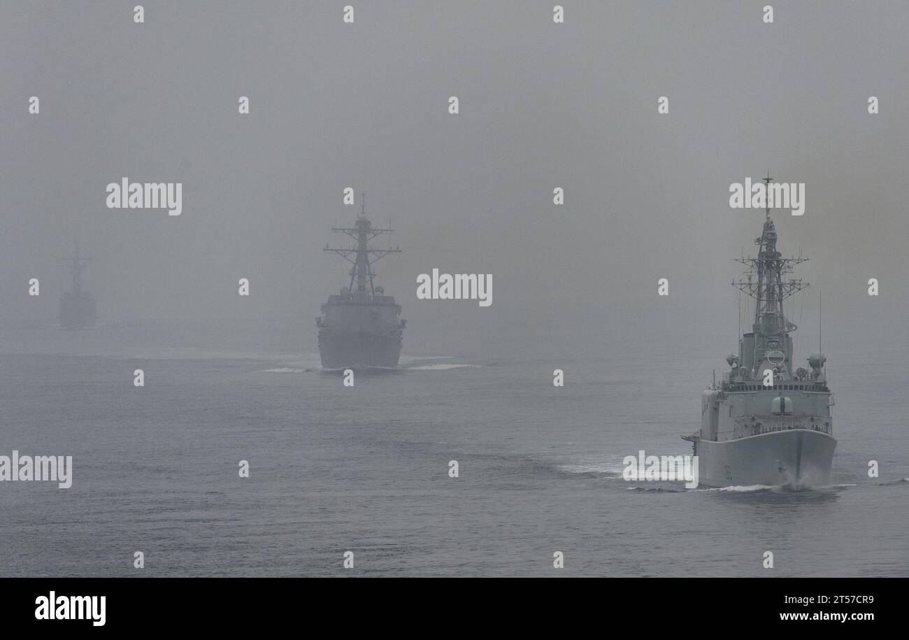 US Navy The Royal Canadian Navy destroyer HMCS Algonquin (DDGH 283 ...