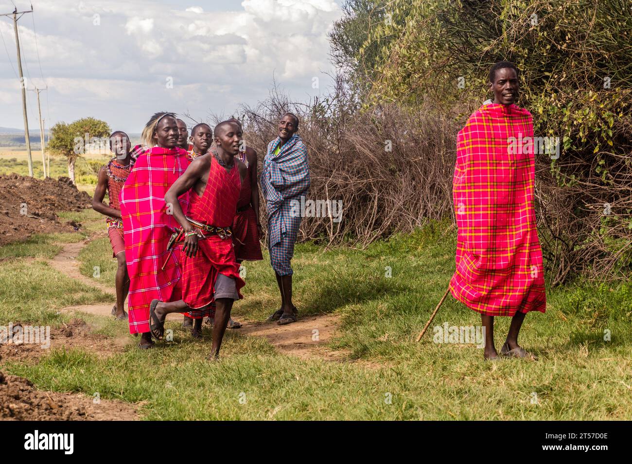 Masai mara men perform hi-res stock photography and images - Alamy