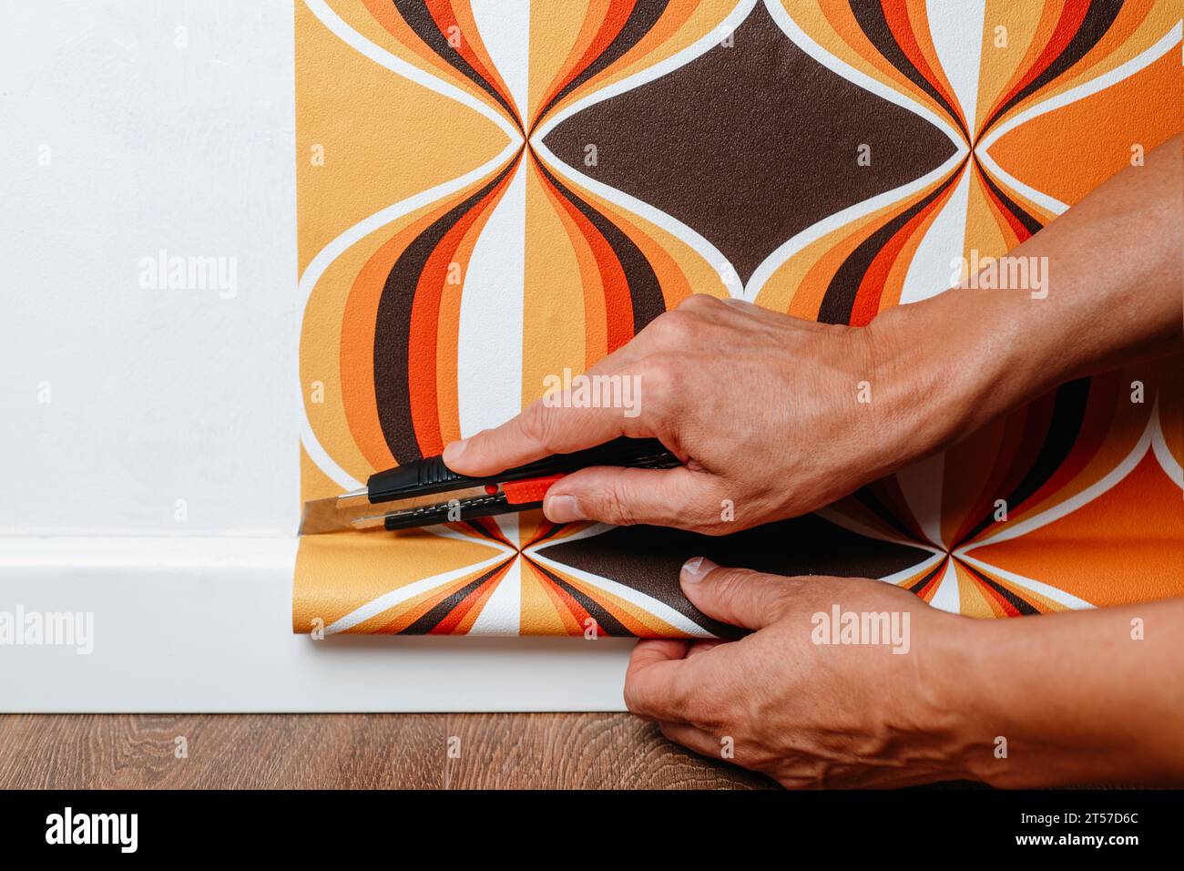Wallpaper cutter hi-res stock photography and images - Alamy