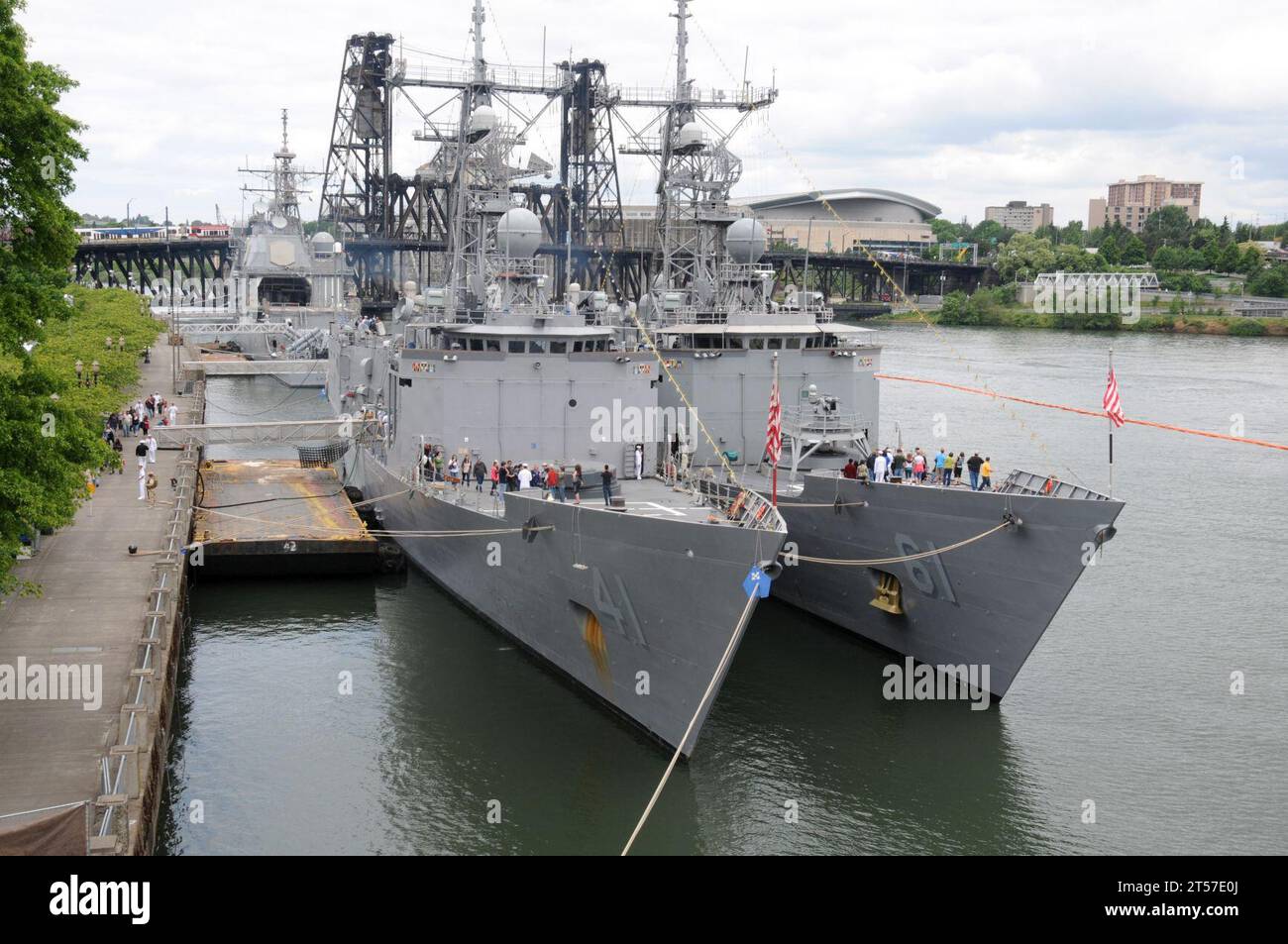 US Navy Visitors tour the guided-missile frigates USS Ingraham (FFG 61 ...