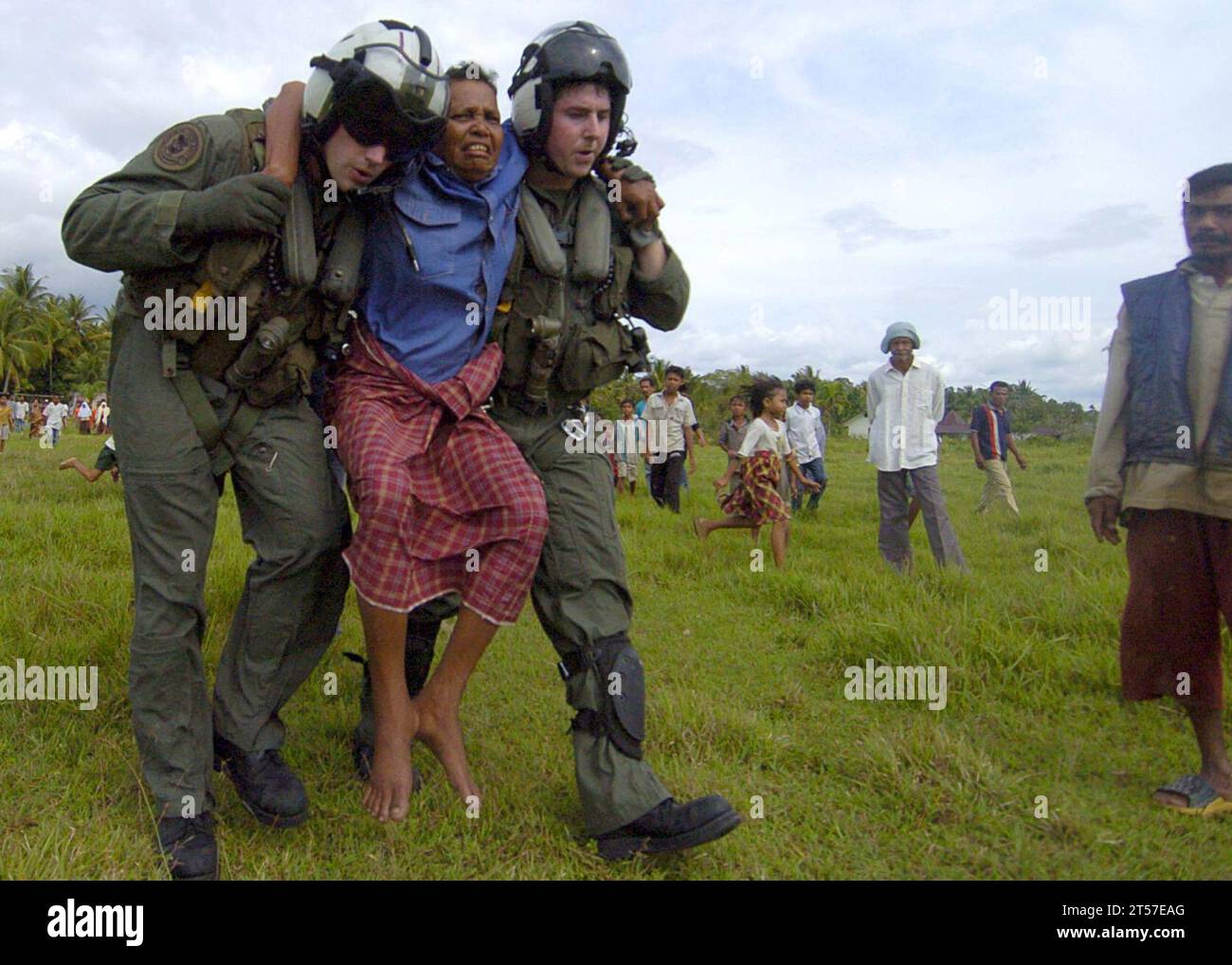 US Navylicopter Anti-Submarine Squadron Two carry a wounded Indonesian ...