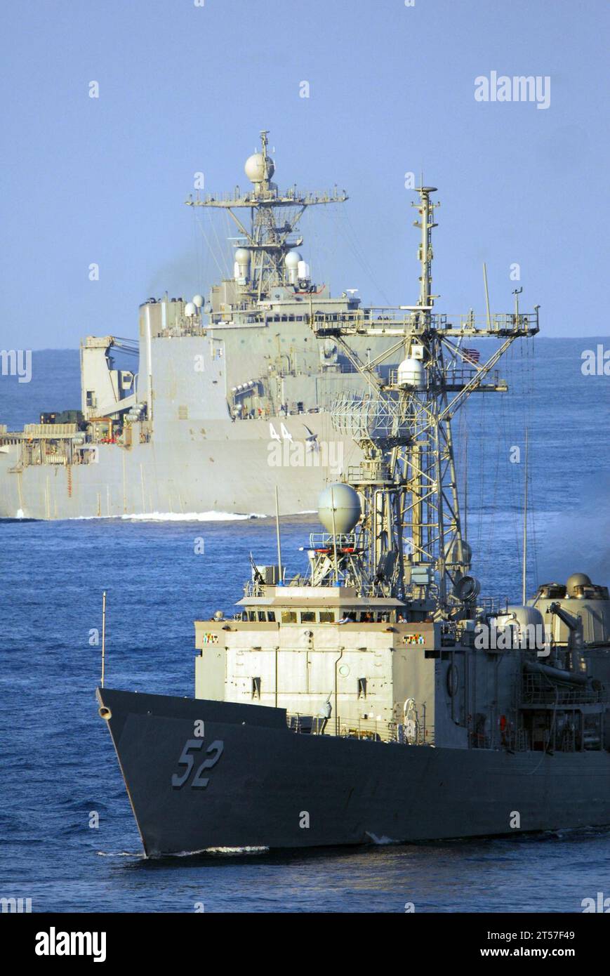 USS Carr (FFG 52), USS Gunston Hall (LSD 44 Stock Photo - Alamy