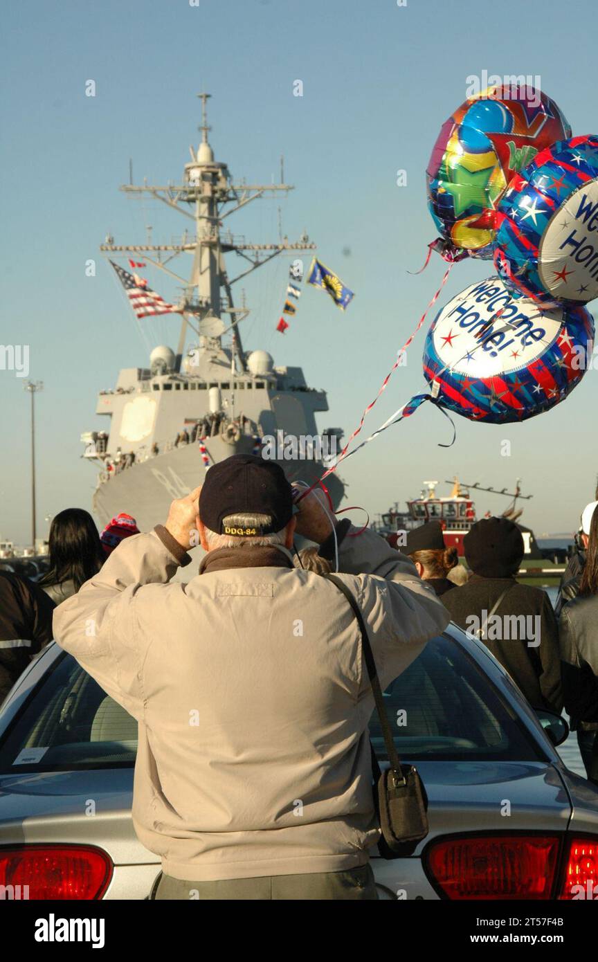 USS Bulkeley (DDG 84) Homecomin Stock Photo - Alamy