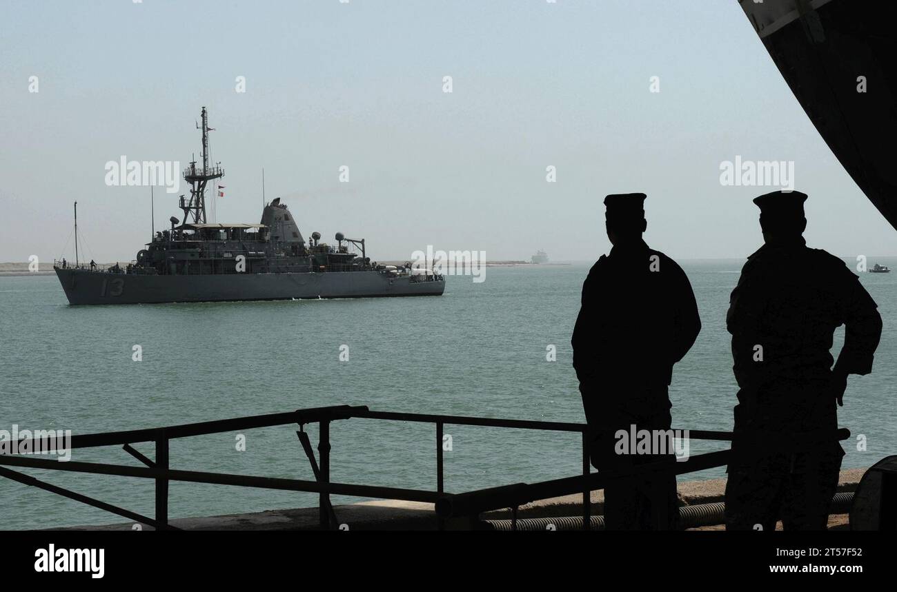 Uss dextrous mcm 13 hi-res stock photography and images - Alamy