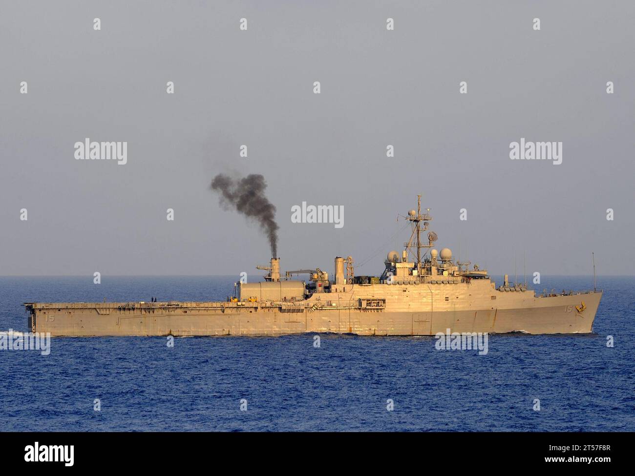 USS Fort McHenry (LSD 43), USS Ponce (LPD 15 Stock Photo - Alamy