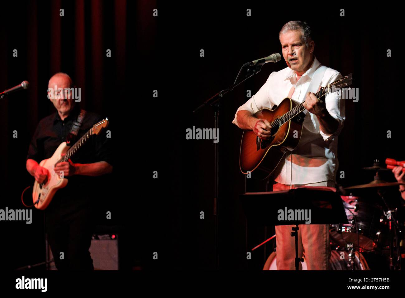 Gitarrist Neil Clark und Sänger Lloyd Cole bei seinem Konzert im ...