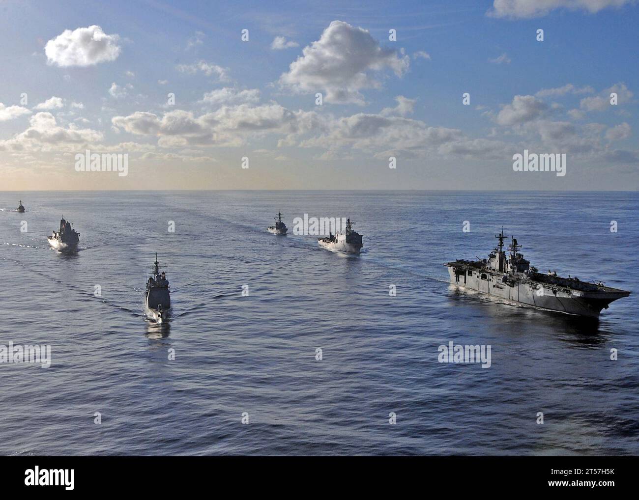 Uss vella gulf cg hi-res stock photography and images - Alamy