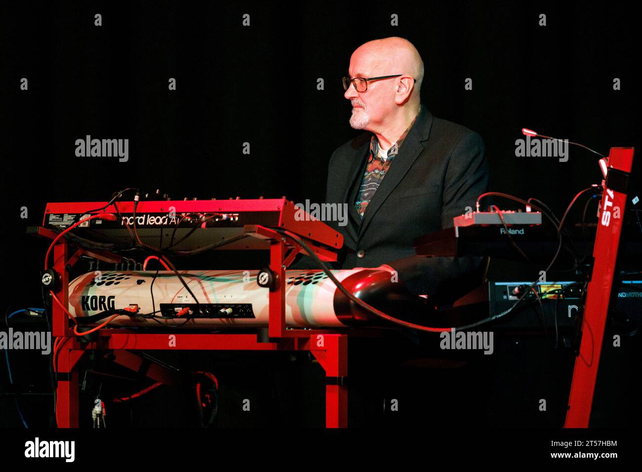 Musiker Blair Cowan bei einem Konzert von Lloyd Cole im Theater im ...