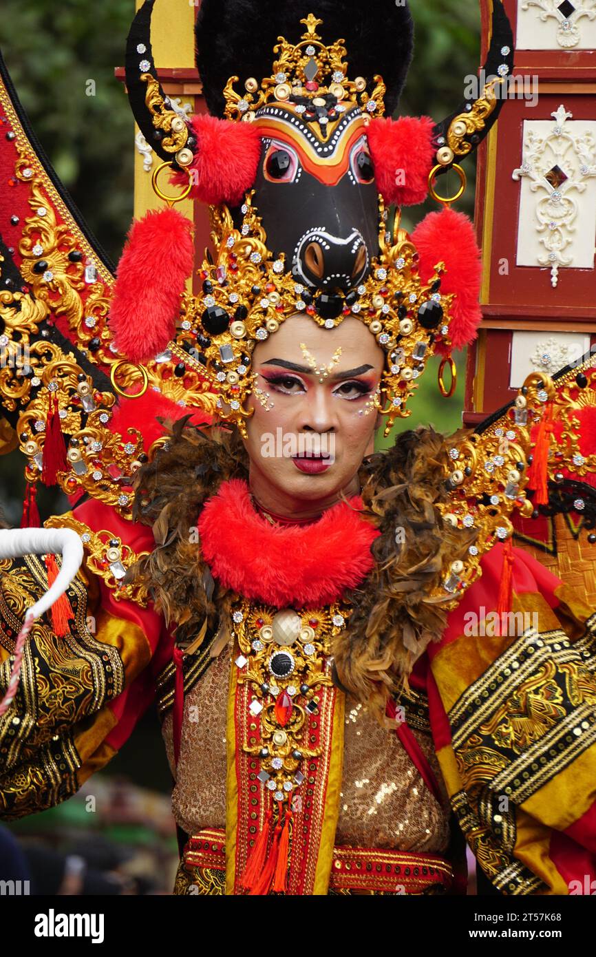 The participant Biro Fashion Carnival with a cow and simpang lima gumul ...