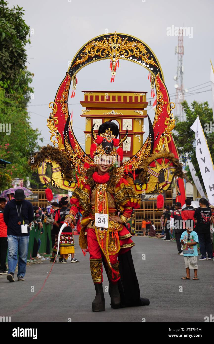 The participant Biro Fashion Carnival with a cow and simpang lima gumul ...