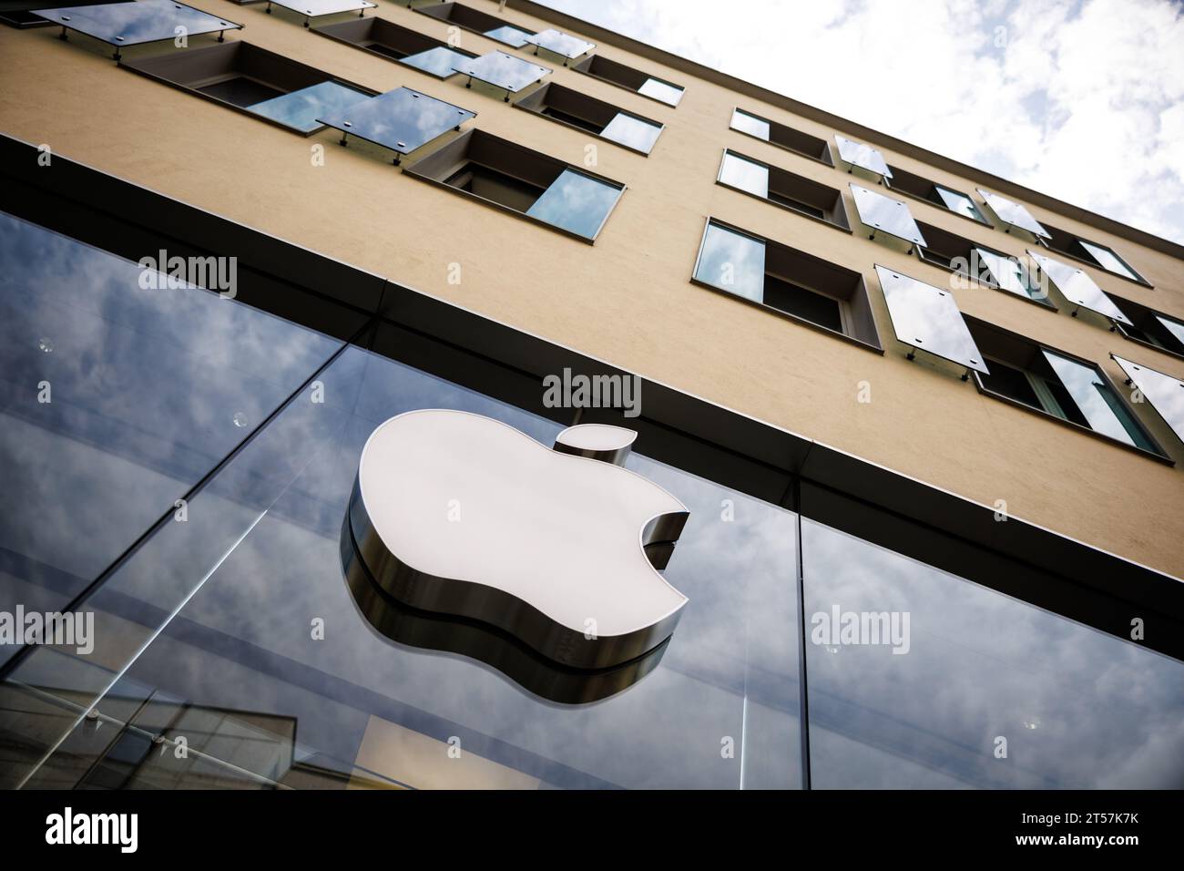 21 July 2023, Bavaria, Munich: The Apple logo can be seen on the facade ...
