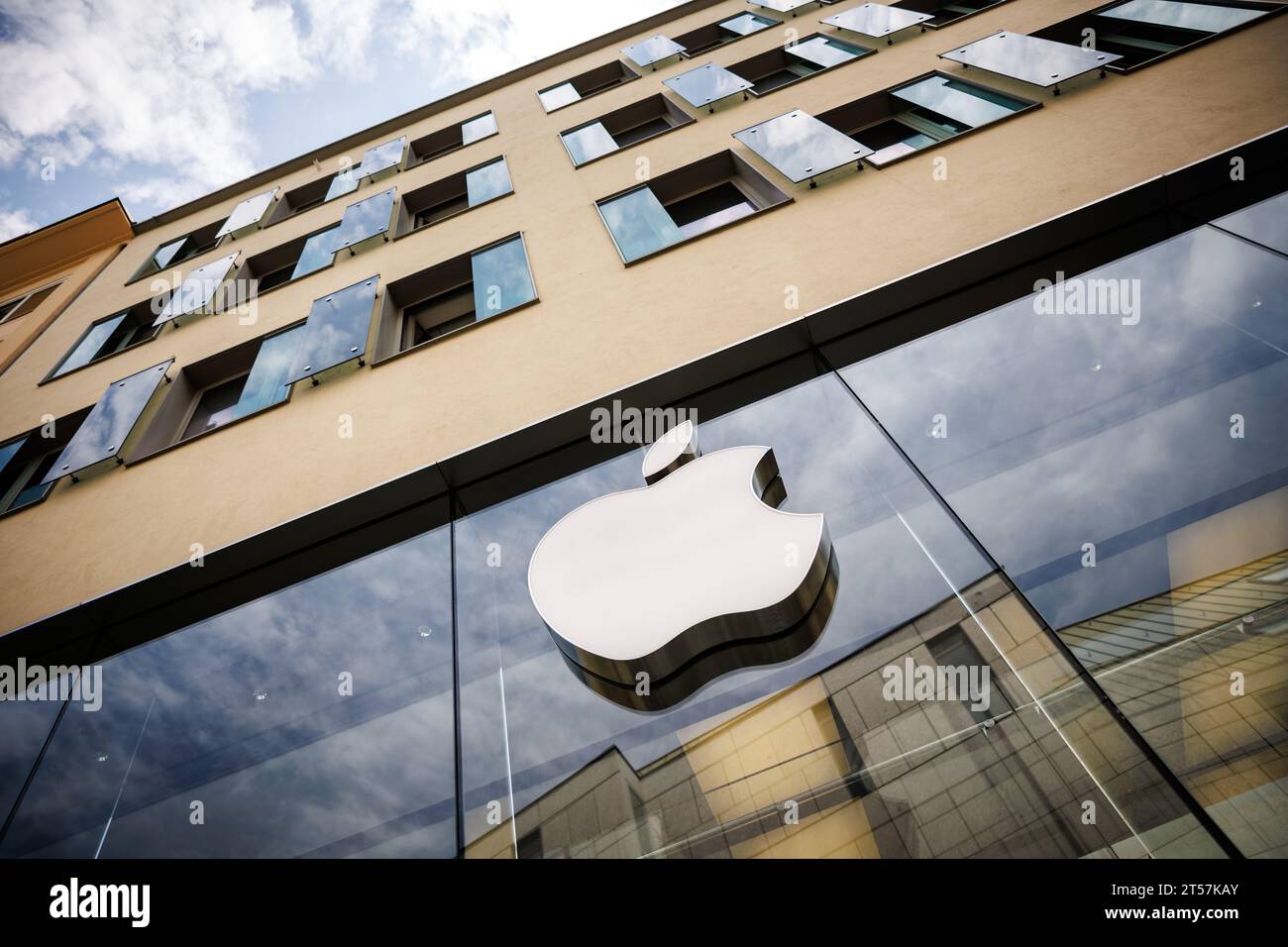 21 July 2023, Bavaria, Munich: The Apple logo can be seen on the facade ...