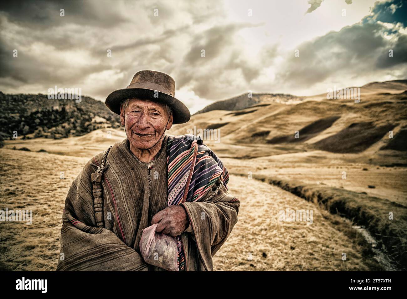 Peru old people hi-res stock photography and images - Alamy