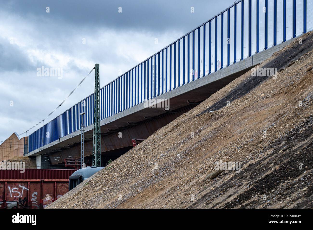 03 November 2023, Bavaria, Regensburg: The new railroad bridge on the ...