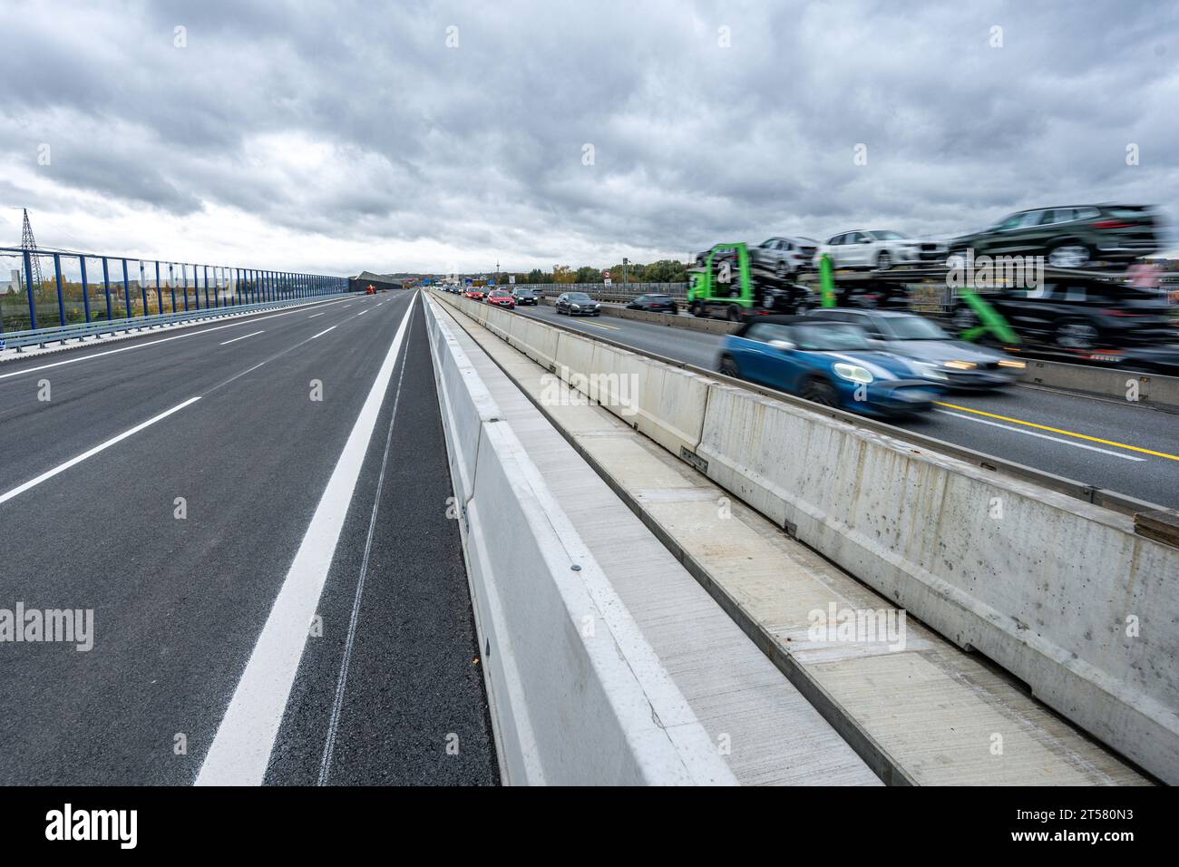 03 November 2023, Bavaria, Regensburg: Vehicles are on the move on the ...