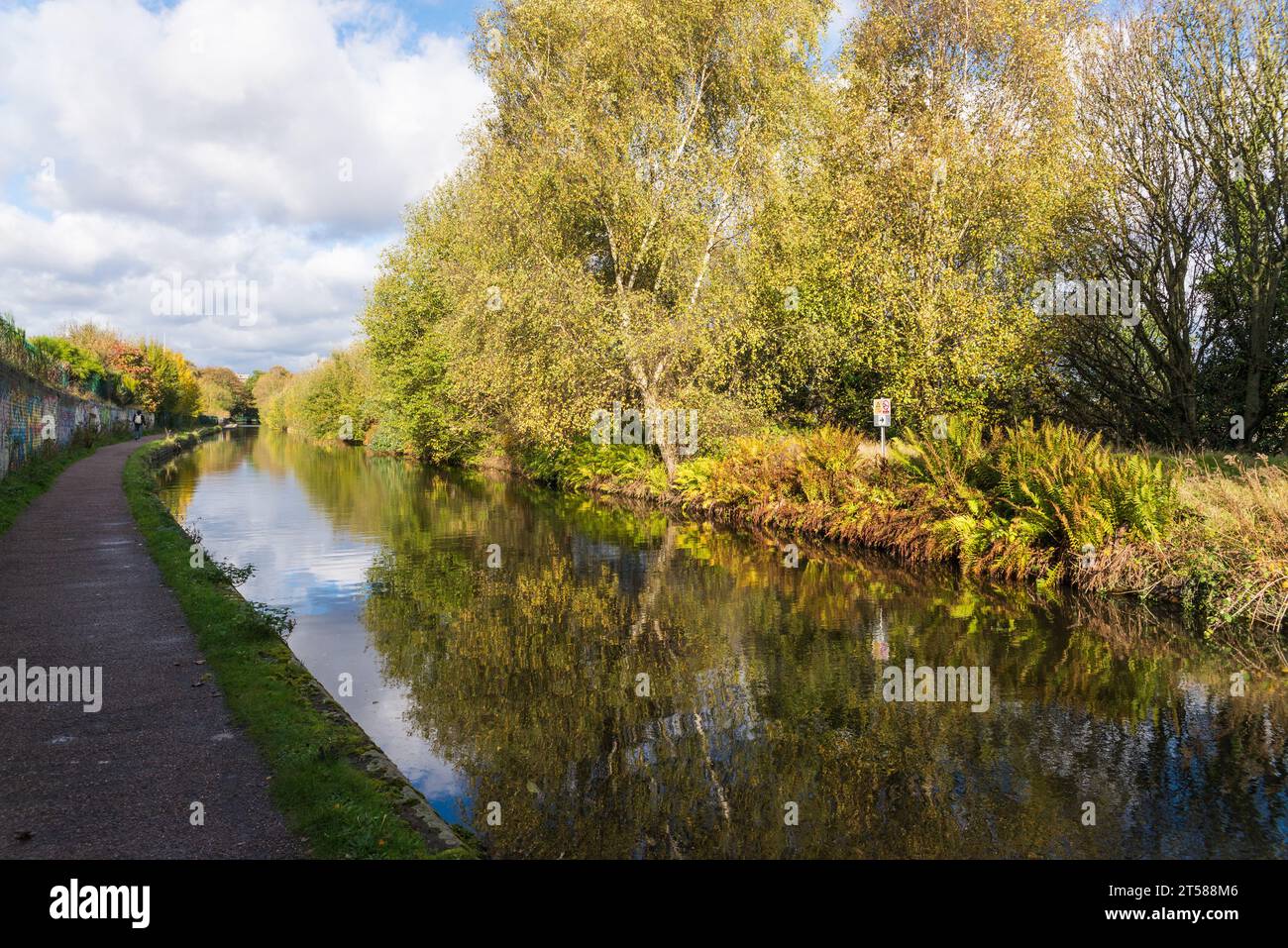 The Worcester and Birmingham Canal near the University of Birmingham in ...