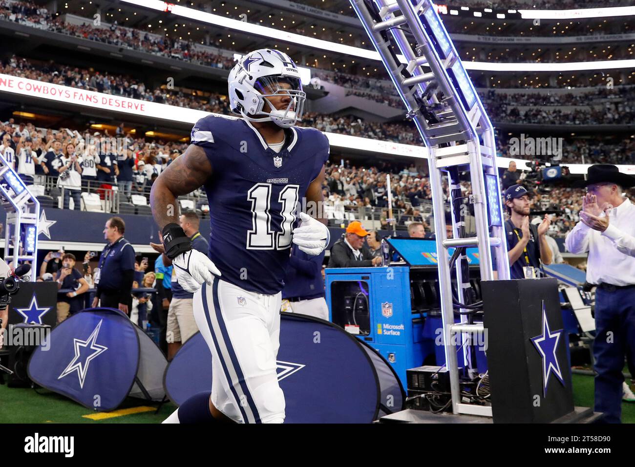 Dallas Cowboys linebacker Micah Parsons runs onto the field before an ...