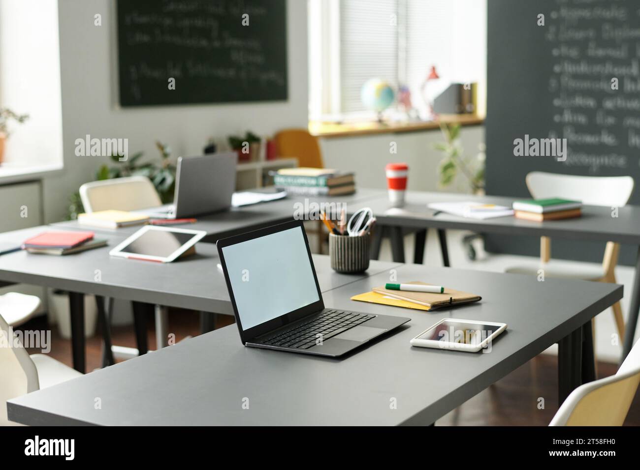 Empty classroom uk hi-res stock photography and images - Alamy