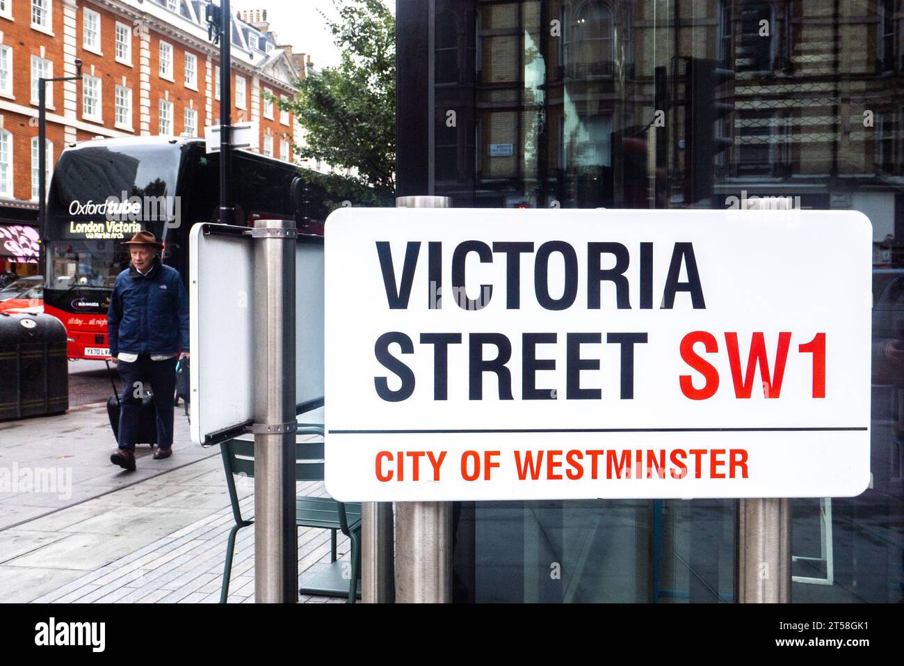 Victoria london high street hi-res stock photography and images - Alamy