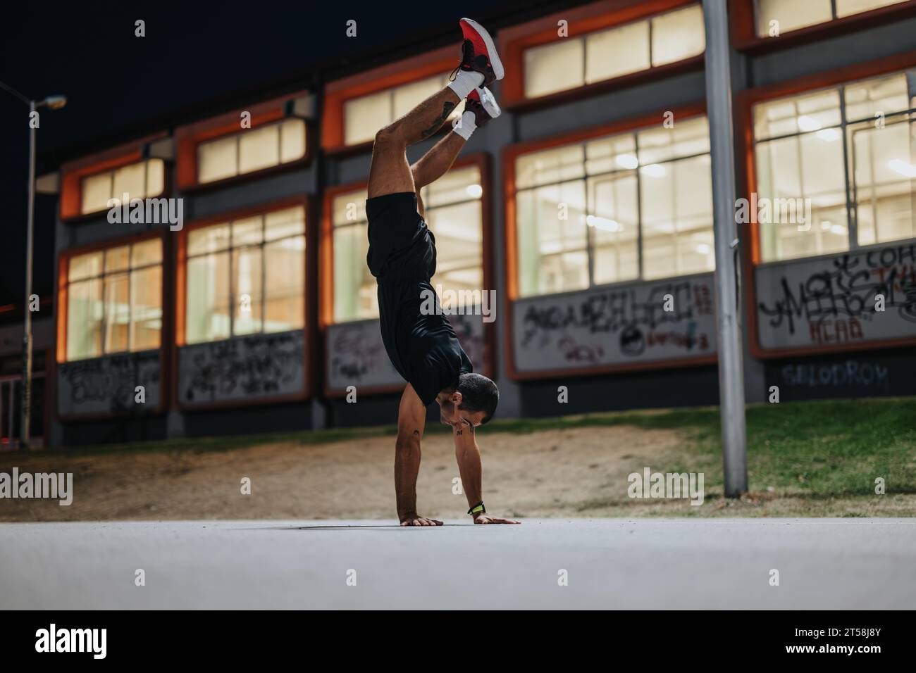 Handstand push ups hi-res stock photography and images - Alamy