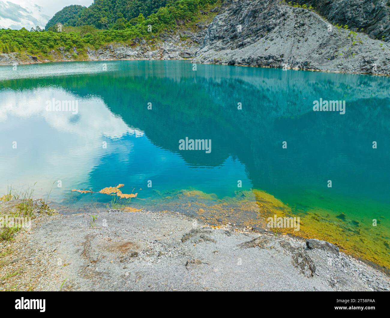 Aerial view beautiful The reflection of the blue sky in the emerald ...
