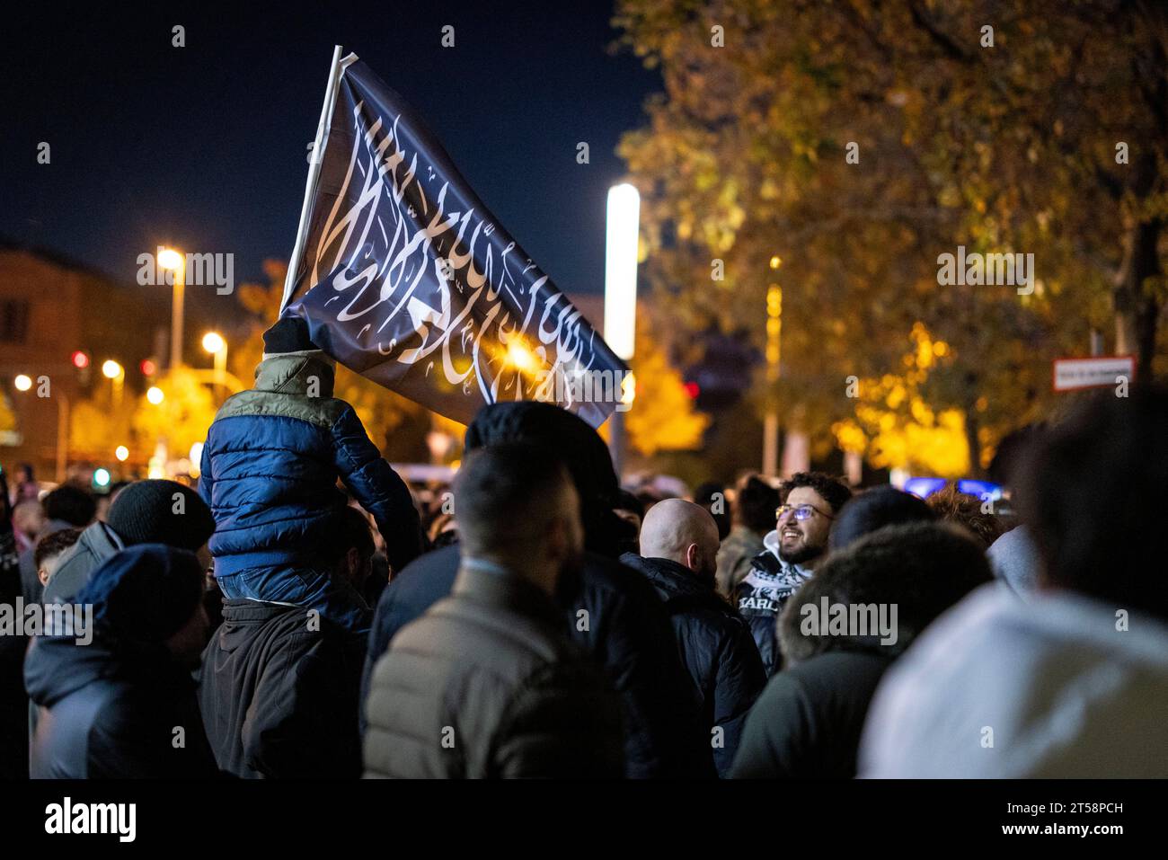 Essen, Germany. 03rd Nov, 2023. A flag with Arabic writing at the rally ...