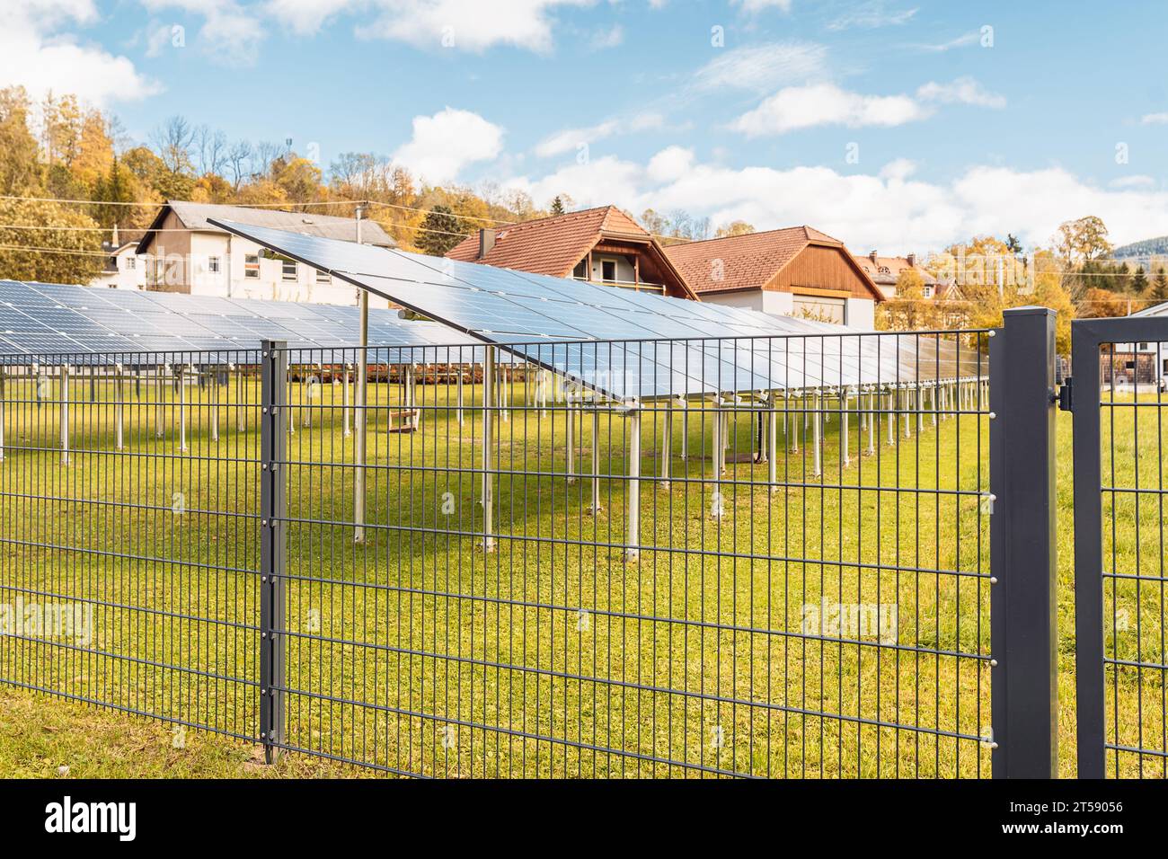Solar farm fencing hi-res stock photography and images - Alamy
