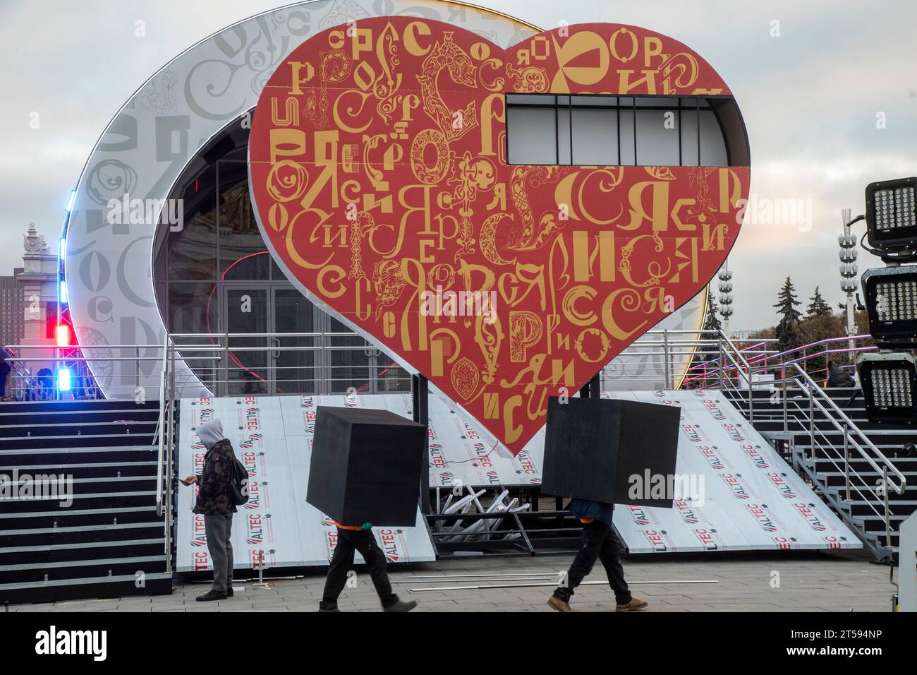 Moscow, Russia. 3rd of November, 2023. Workers are preparing the ...