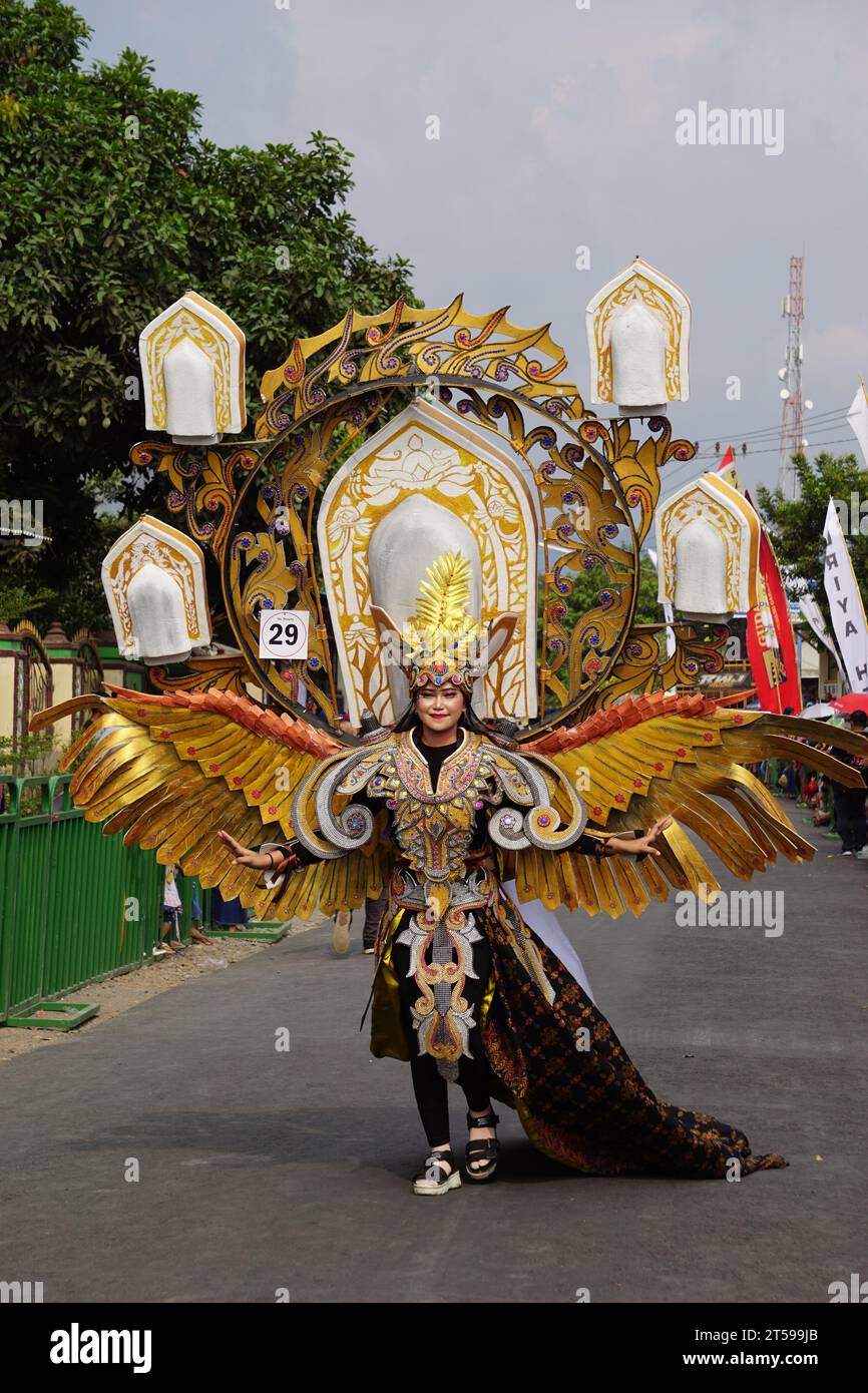 The participant Biro Fashion Carnival with jayastamba monument costume ...