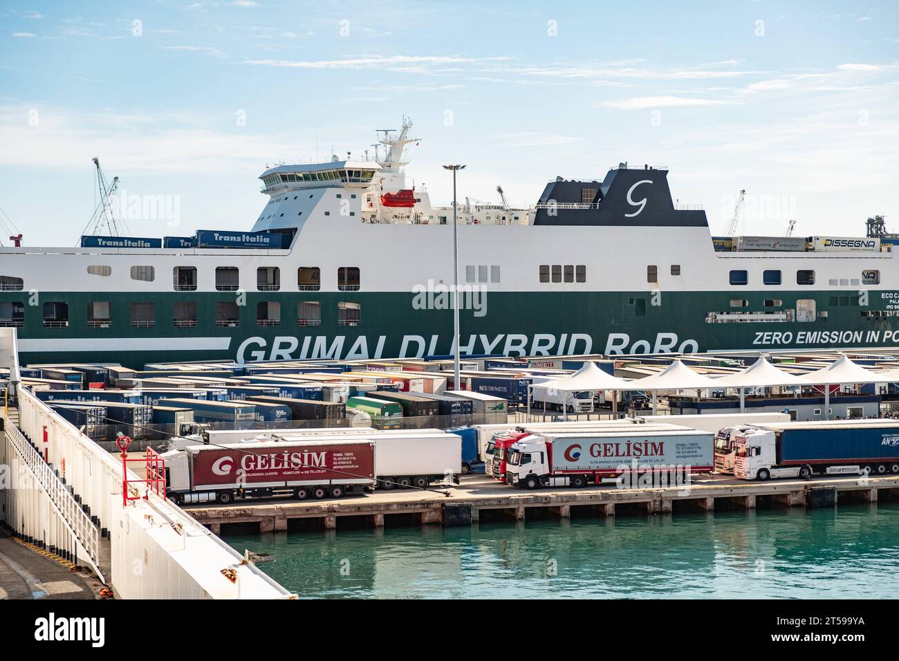 Faehre mit Hybridantrieb im Hafen von Bari am 22. Oktober 2023. ITALY - ENERGY - SHIPPING Credit ...