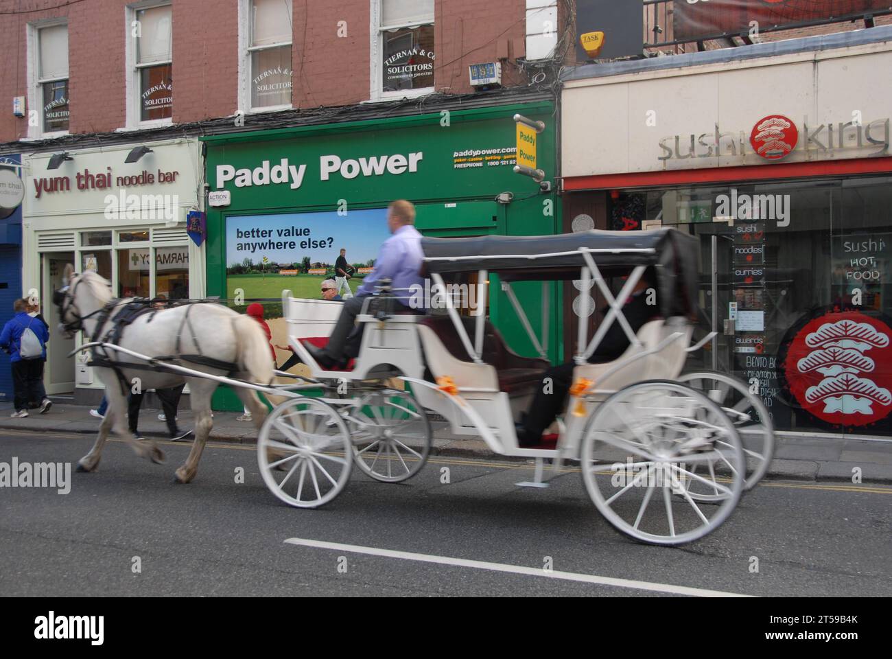 Horse-drawn carriage Lower Baggot Street Dublin Stock Photo - Alamy