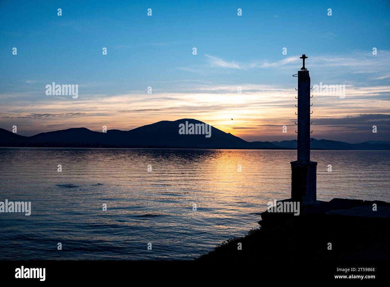 Sommerliches Wetter und Sonnenuntergang in Nea Artaki auf der Insel ...