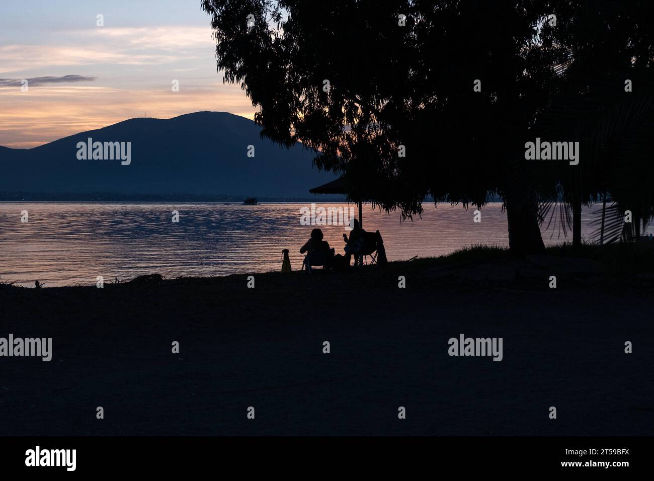 Sommerliches Wetter und Sonnenuntergang in Nea Artaki auf der Insel ...